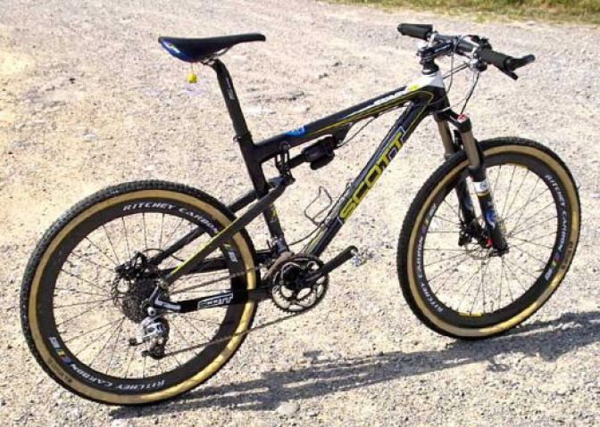 Scott Spark, uma full suspension de apenas 9.93 kg. Lançamento 2007